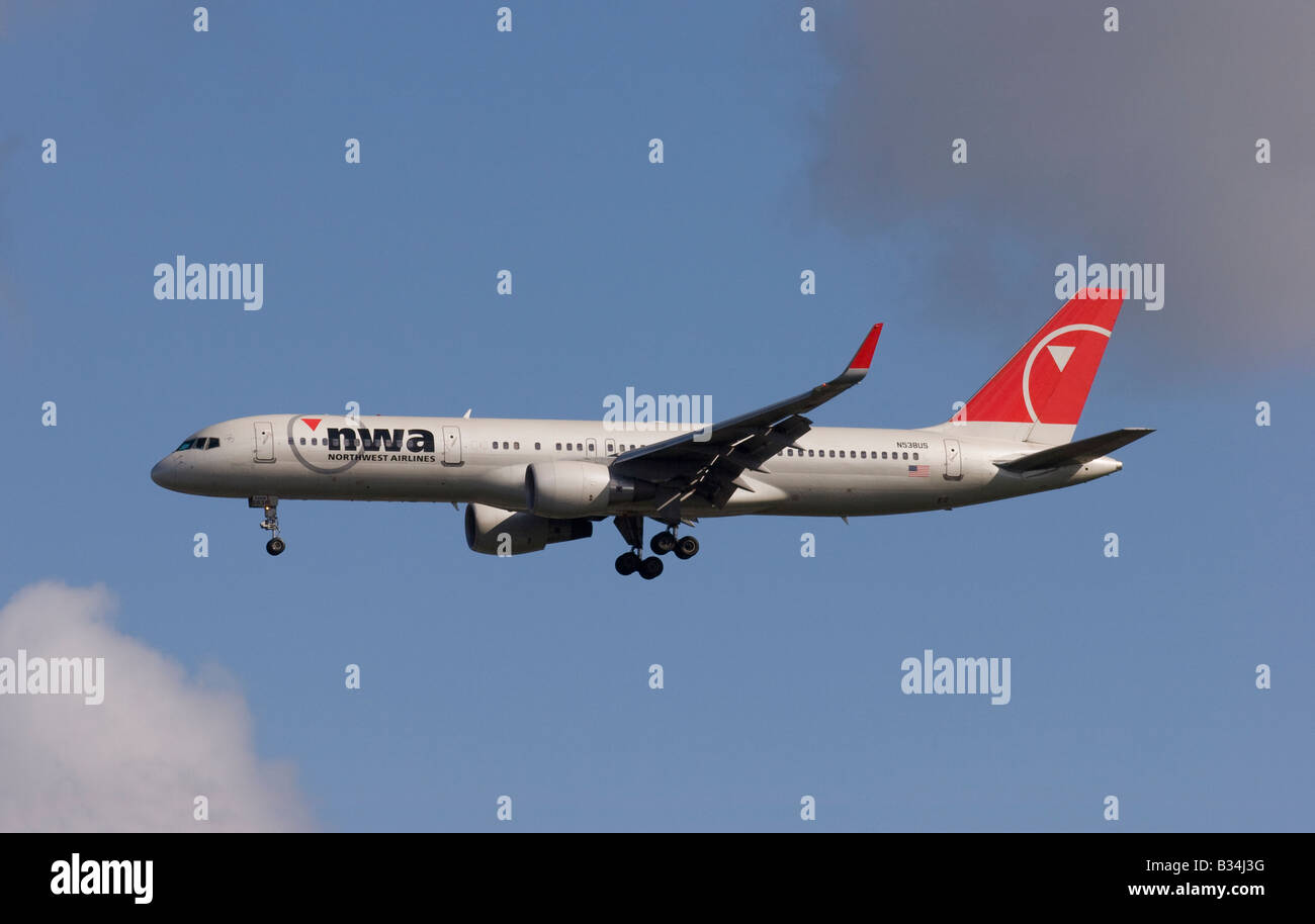 NWA Northwest Airlines Boeing 757-251 landing at London Gatwick Stock ...