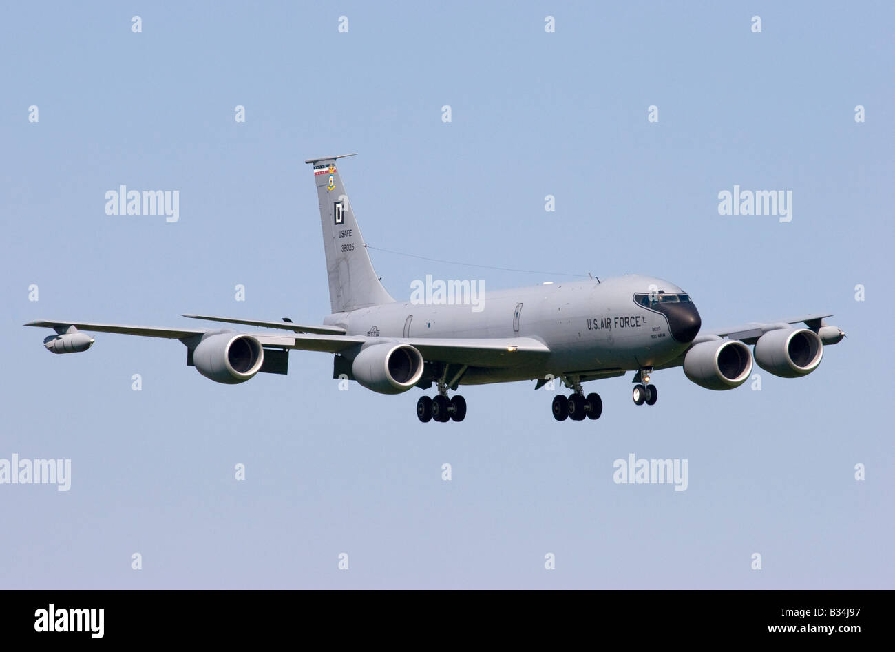 USAF Boeing KC 135R Stratotanker landing at RAF Mildenhall Stock Photo - Alamy