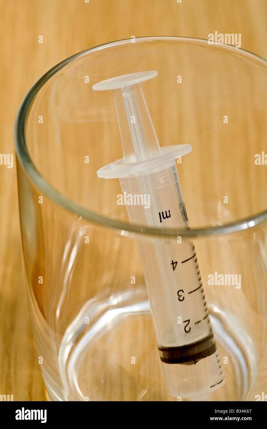 Empty syringe hi-res stock photography and images - Alamy