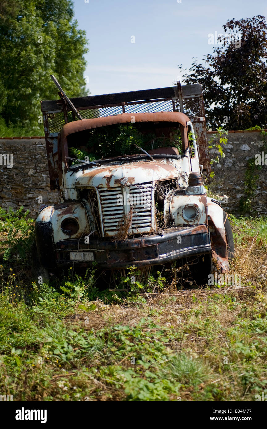 ancient rusting truck Stock Photo - Alamy