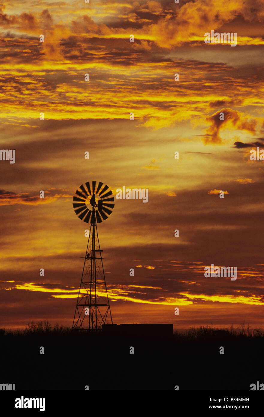 Texas rio grande windmill hi-res stock photography and images - Alamy