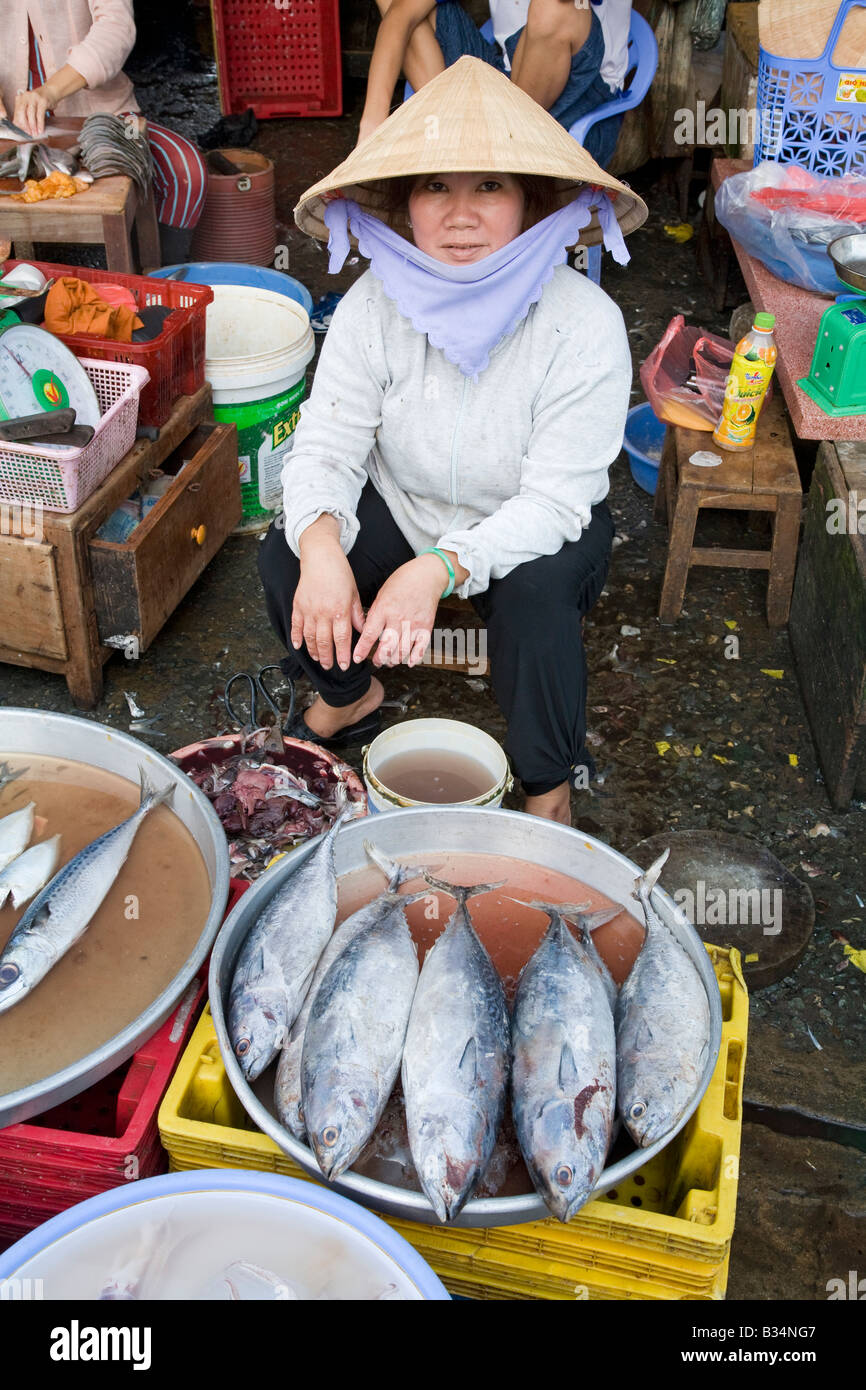 Lady selling seafood fish market hi-res stock photography and images ...