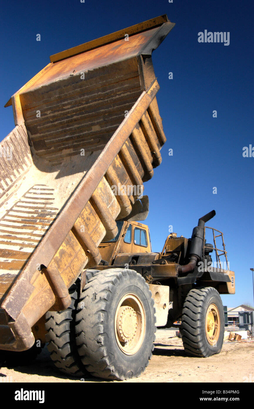 Yellow dump truck hi-res stock photography and images - Alamy