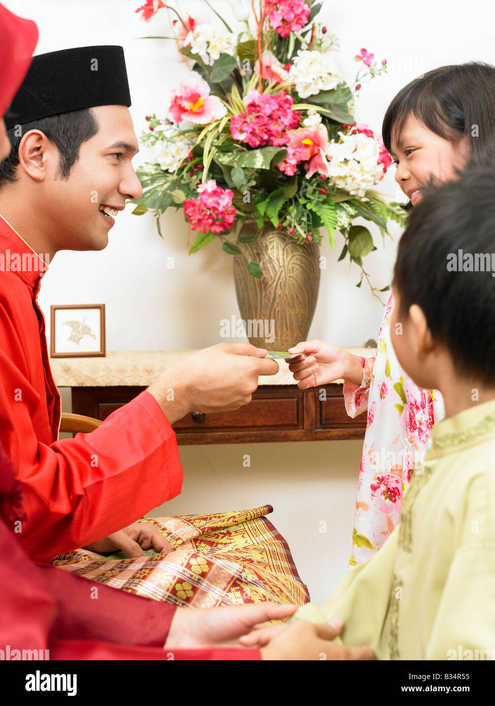 Malay family during hari raya Stock Photo - Alamy
