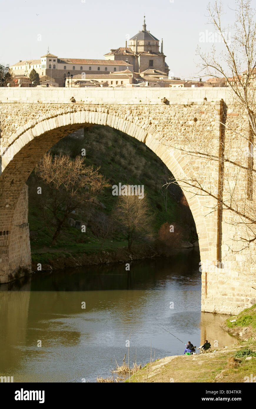 Puente de Alcántara (Alcántara bridge), Tagus river, Toledo, Spain ...