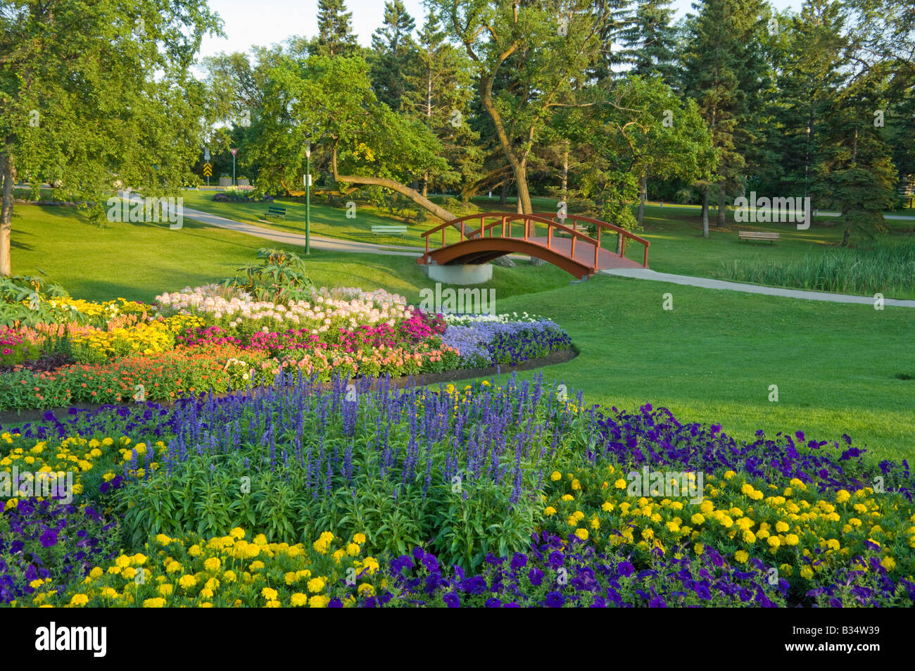 Flower gardens hi-res stock photography and images - Alamy