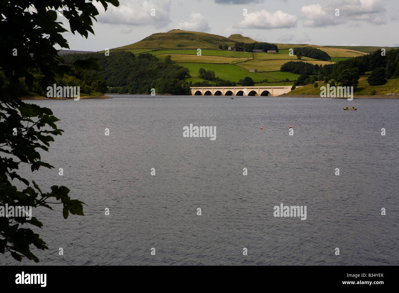 Ladybower Reservoir and Viaduct Stock Photo - Alamy