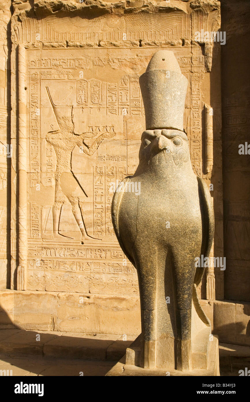 Statue of horus falcon hi-res stock photography and images - Alamy