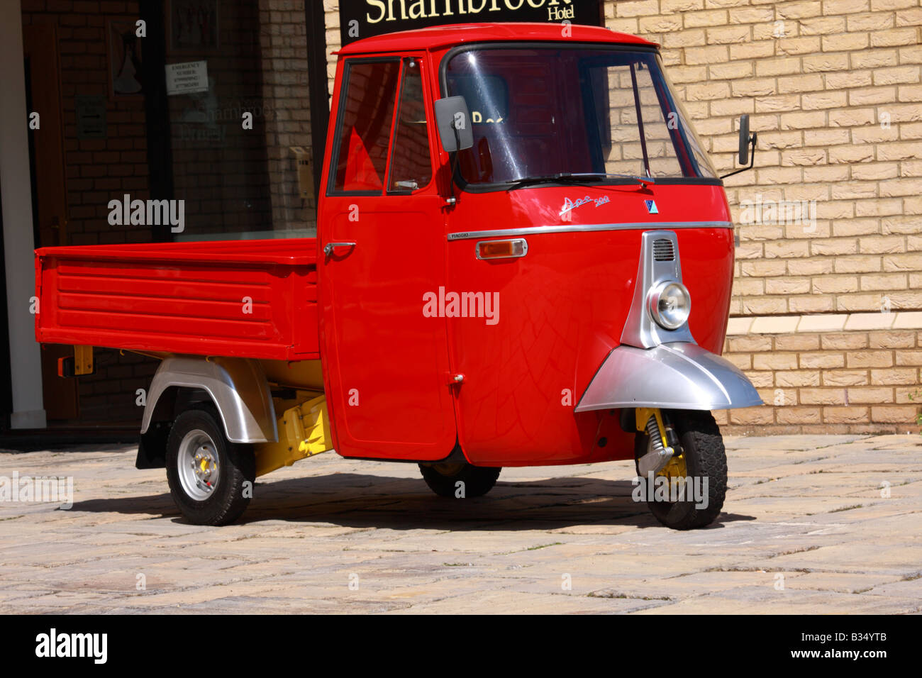 A beautiful 3/4 shot of a Piaggio Ape 500 pick up truck Stock Photo - Alamy