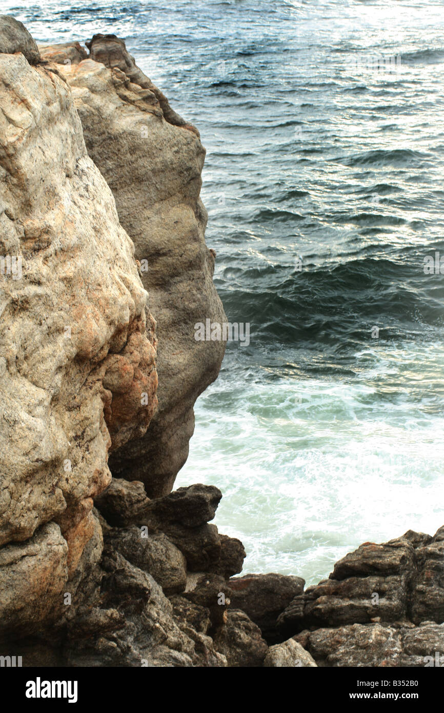 Wave breaking on the rocks Stock Photo - Alamy