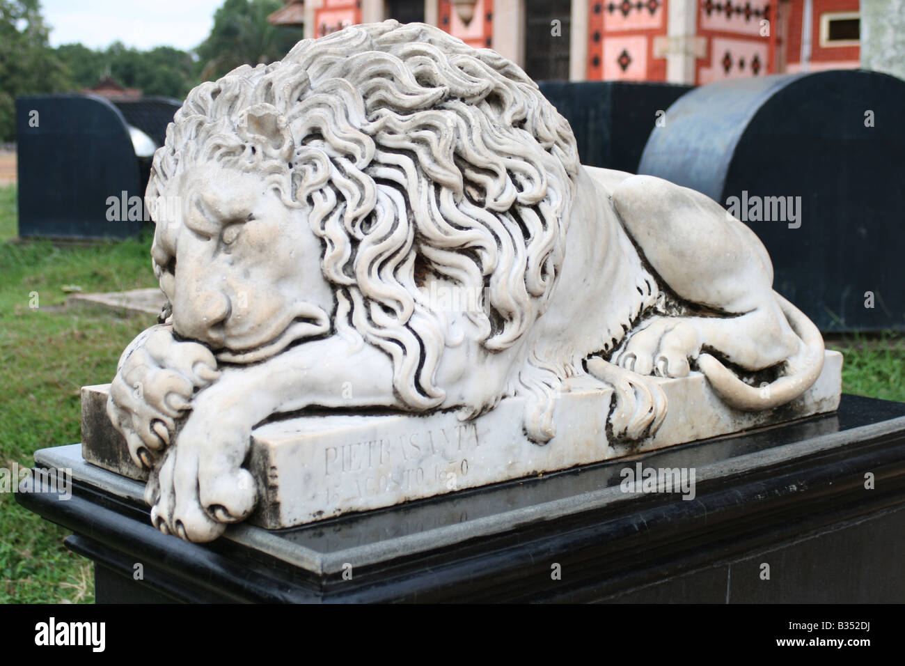 Sleeping lion statue hi-res stock photography and images - Alamy