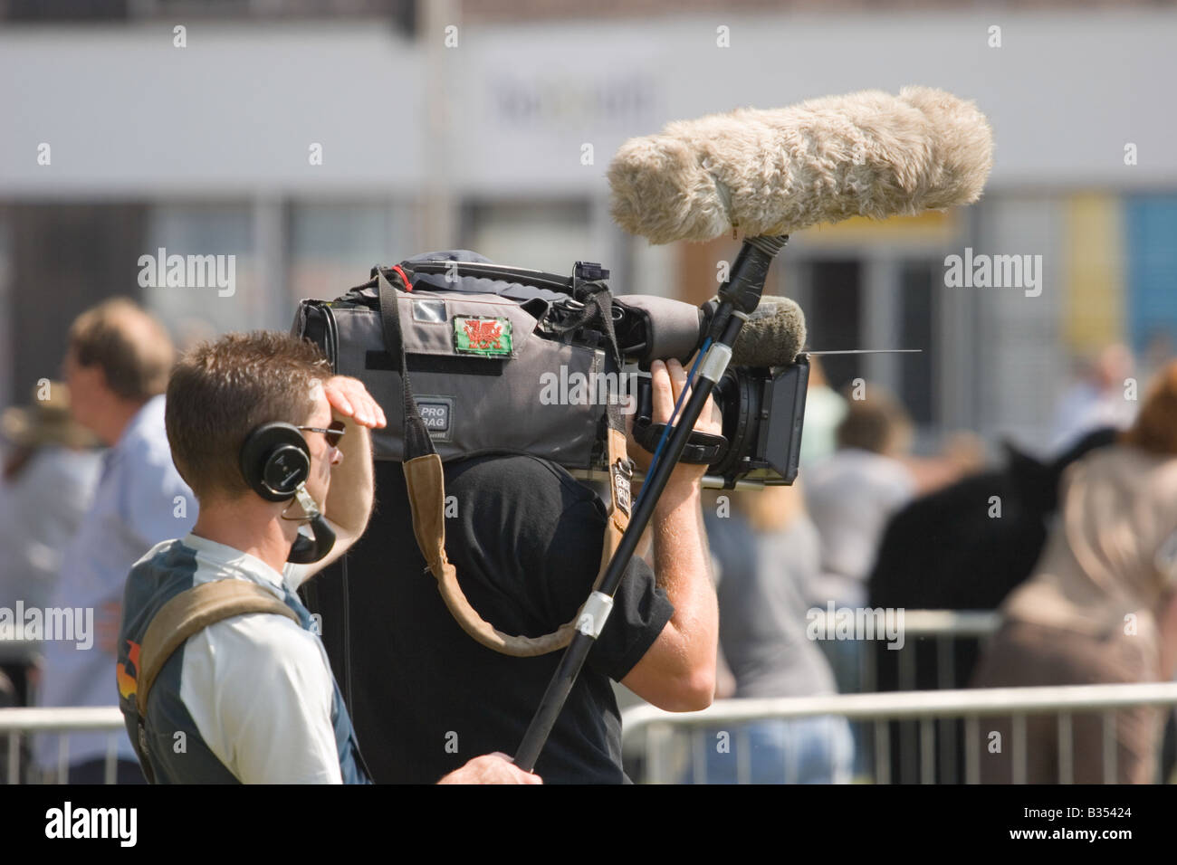 Filming cameraman hi-res stock photography and images - Alamy