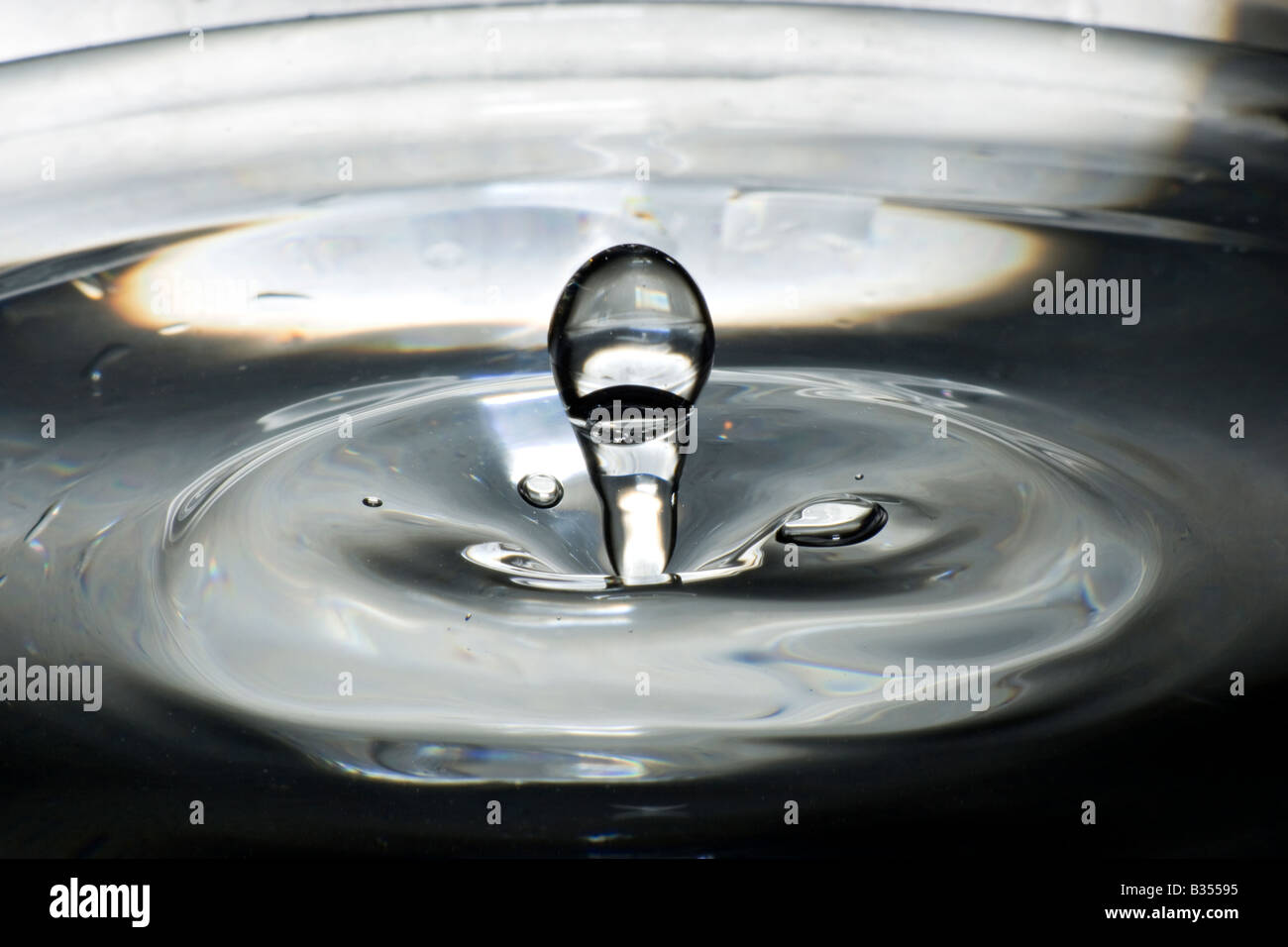 A drop entering water and rebounding Stock Photo - Alamy