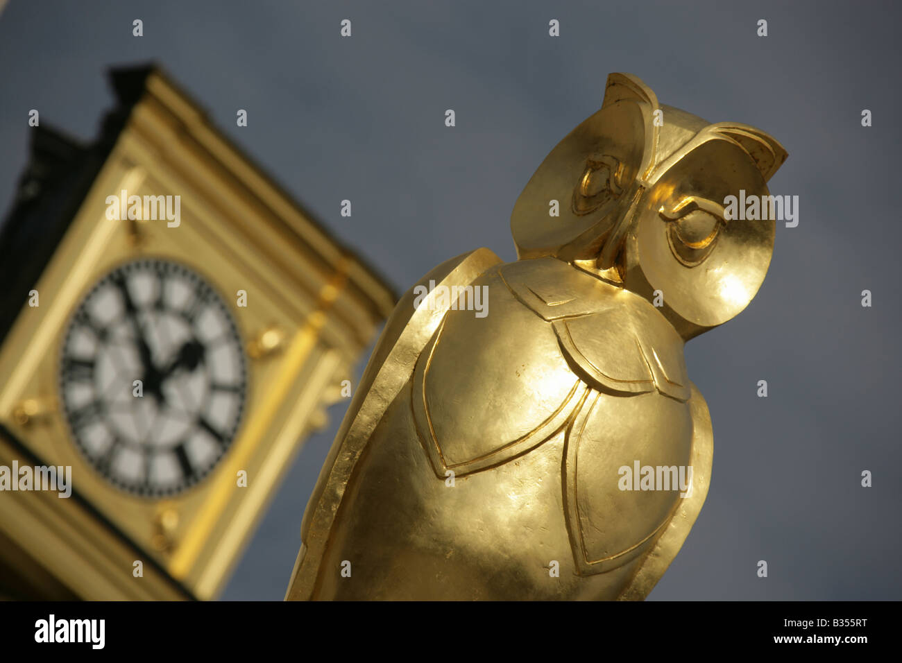 Leeds civic hall golden clock hi-res stock photography and images - Alamy