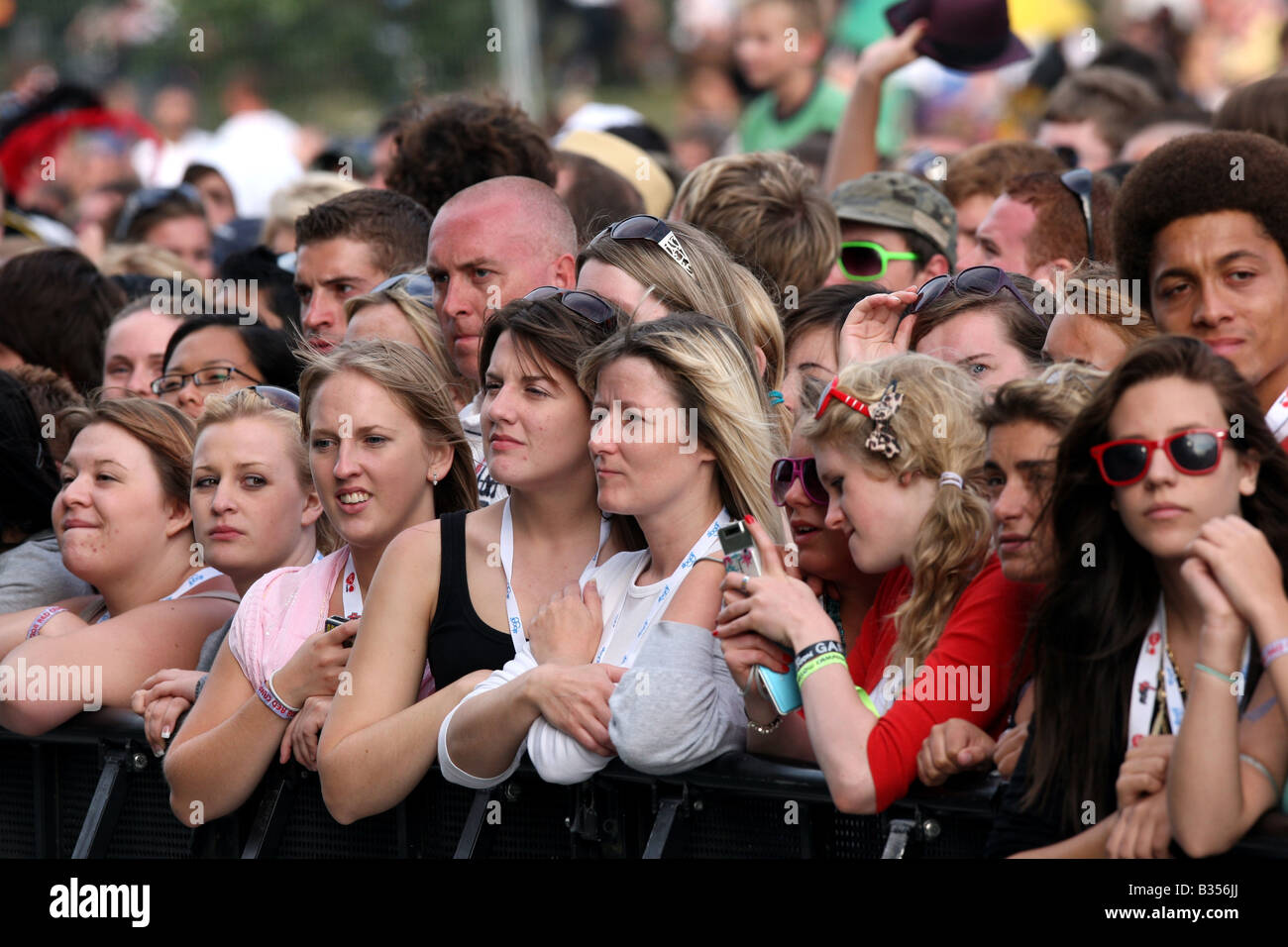 CROWD FANS AT V FESTIVAL MUSIC FESTIVAL CHELMSFORD Stock Photo - Alamy