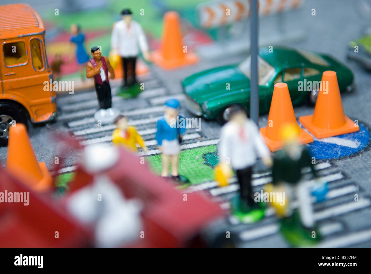 Pedestrians crossing road hi-res stock photography and images - Alamy