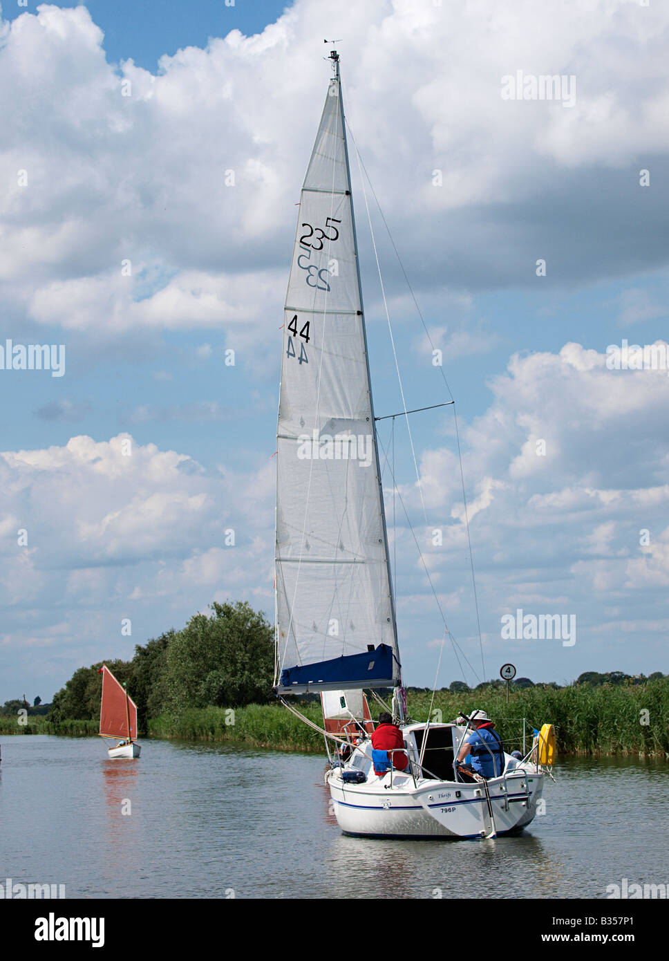 Family sailing boats hi-res stock photography and images - Alamy