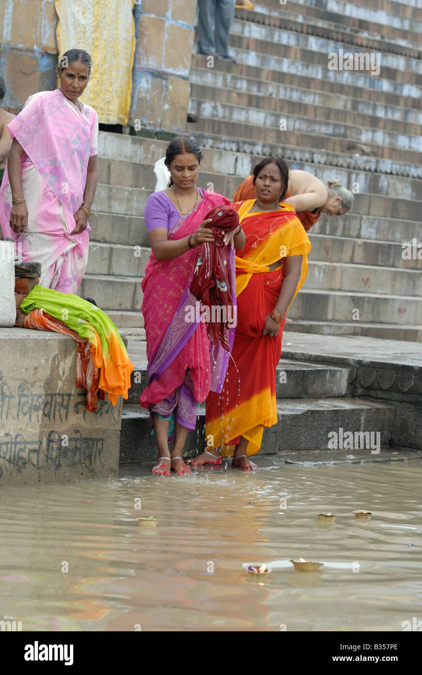 indian women washing clothes at the ghat on river Ganga, Vanarasi Stock ...