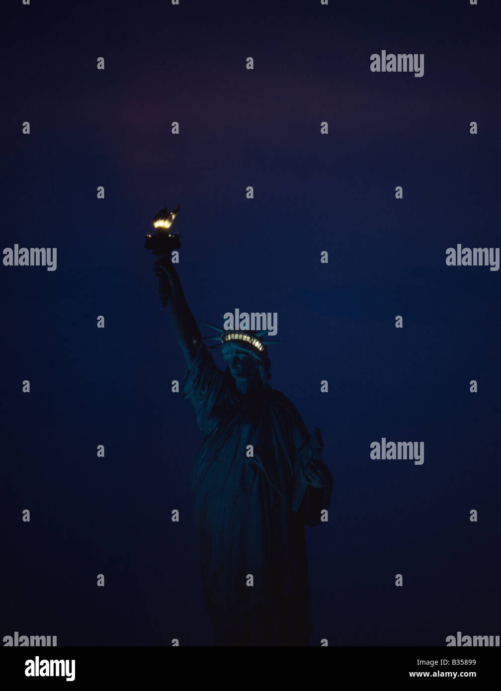 Night image statue of liberty hi-res stock photography and images - Alamy