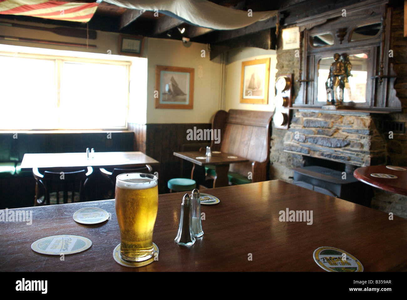 Old pub interior fireplace hi-res stock photography and images - Alamy