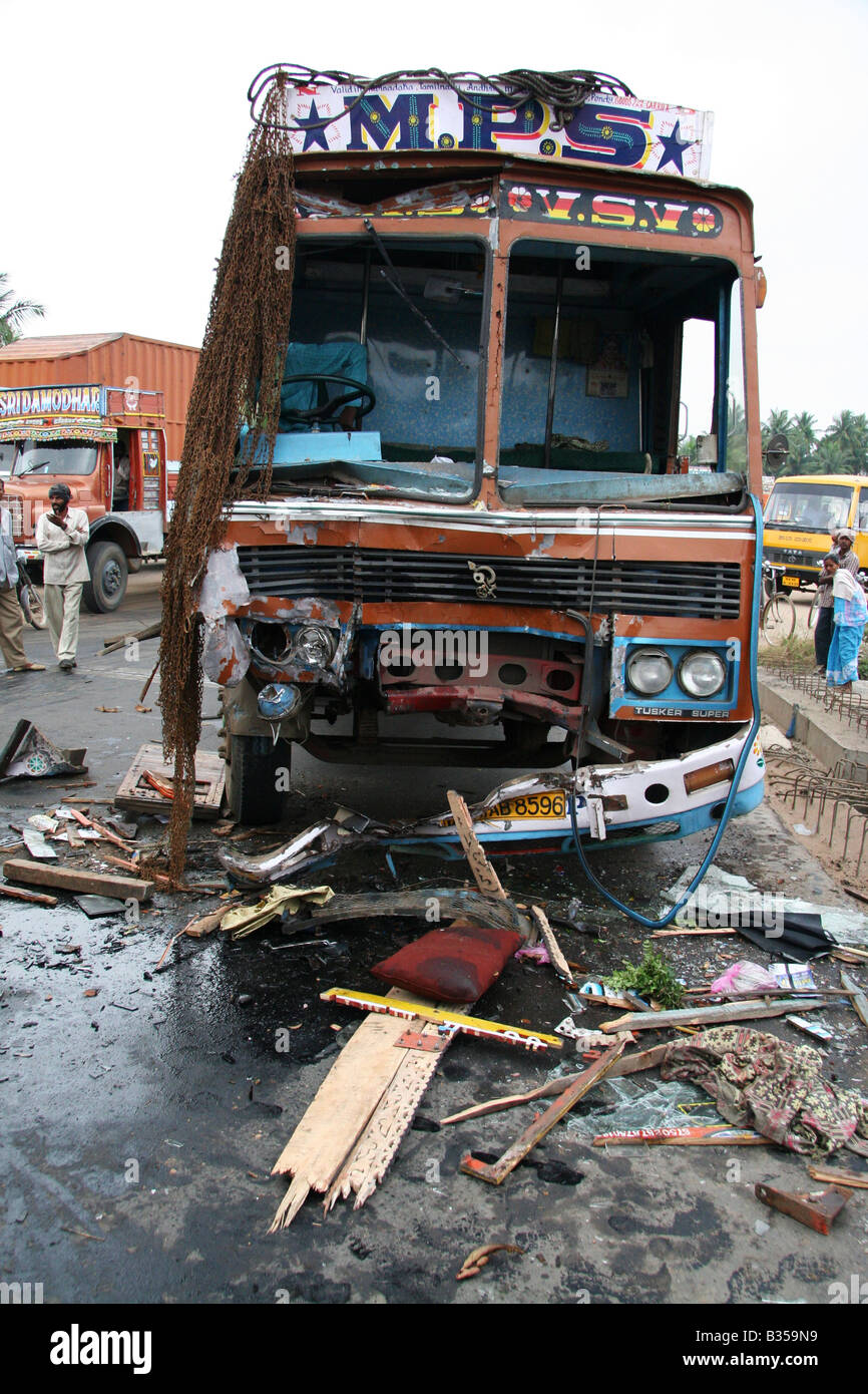 Lorry truck accident india hi-res stock photography and images - Alamy