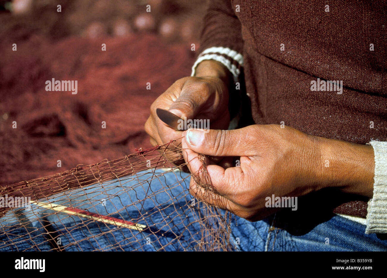 Hands mending a net hi-res stock photography and images - Alamy