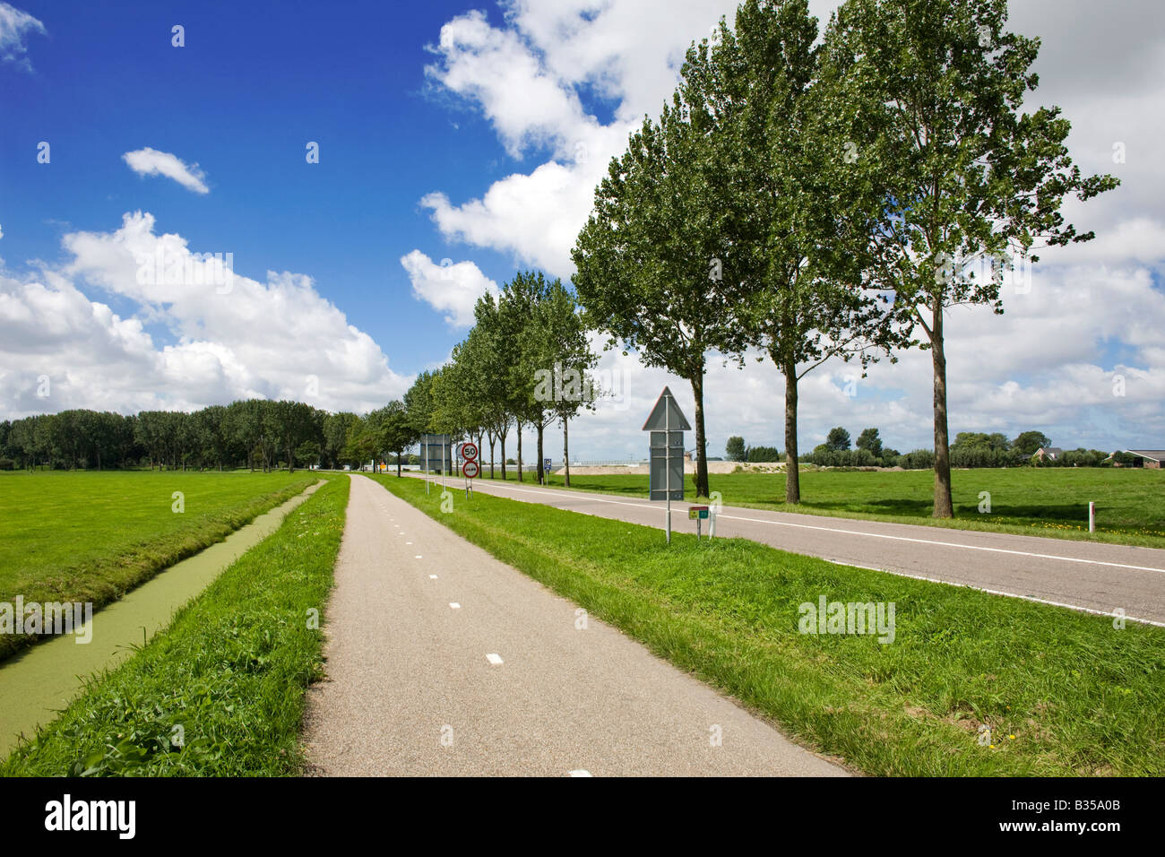 Highway empty roads hi-res stock photography and images - Alamy