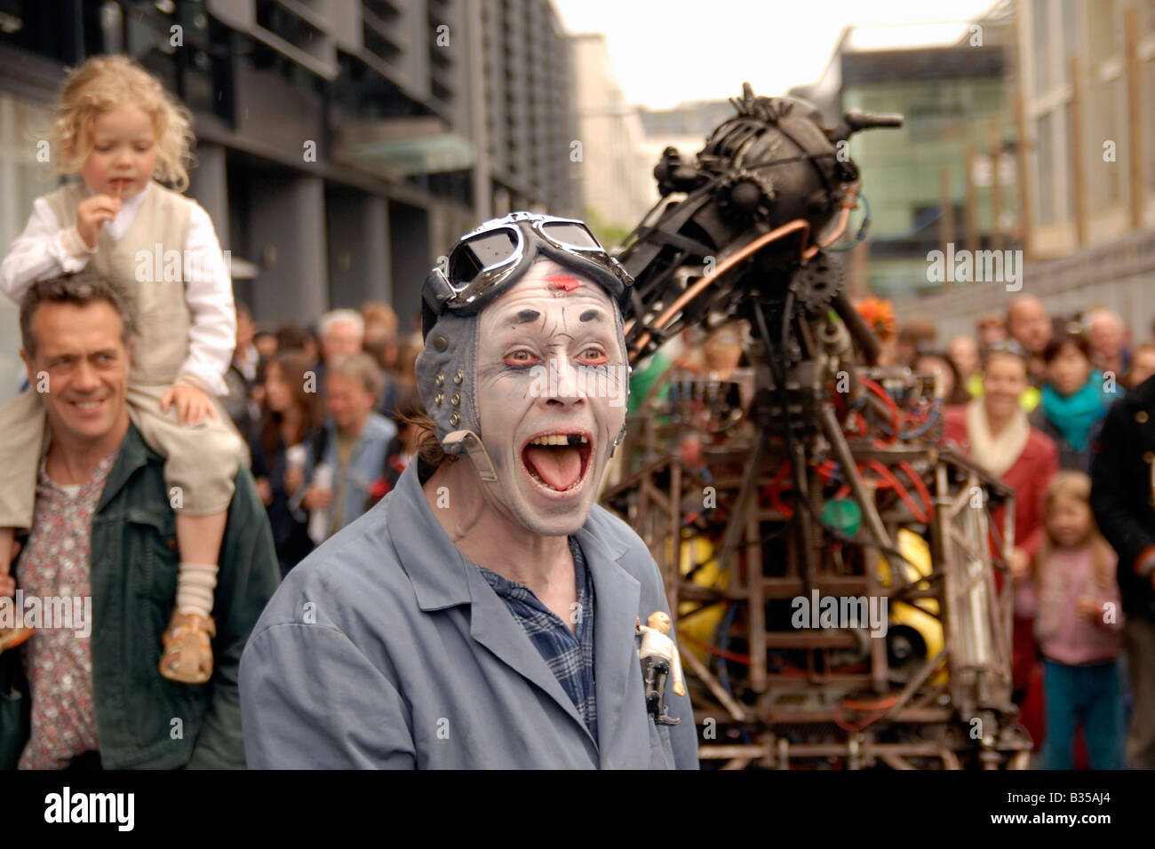 Street theatre performer Paka the Uncredible performing in the Streets ...