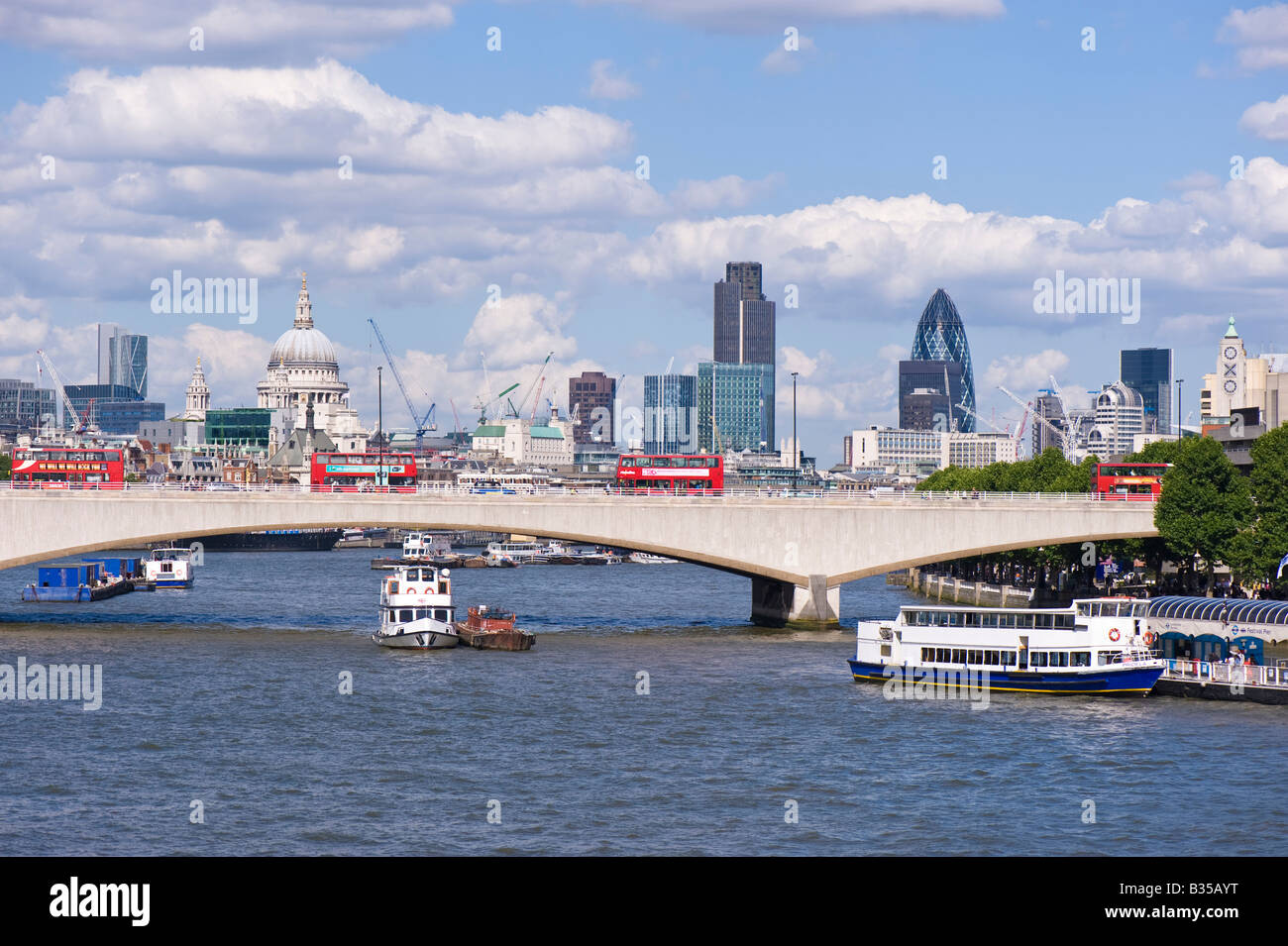 Bridge skyline london river water hi-res stock photography and images ...