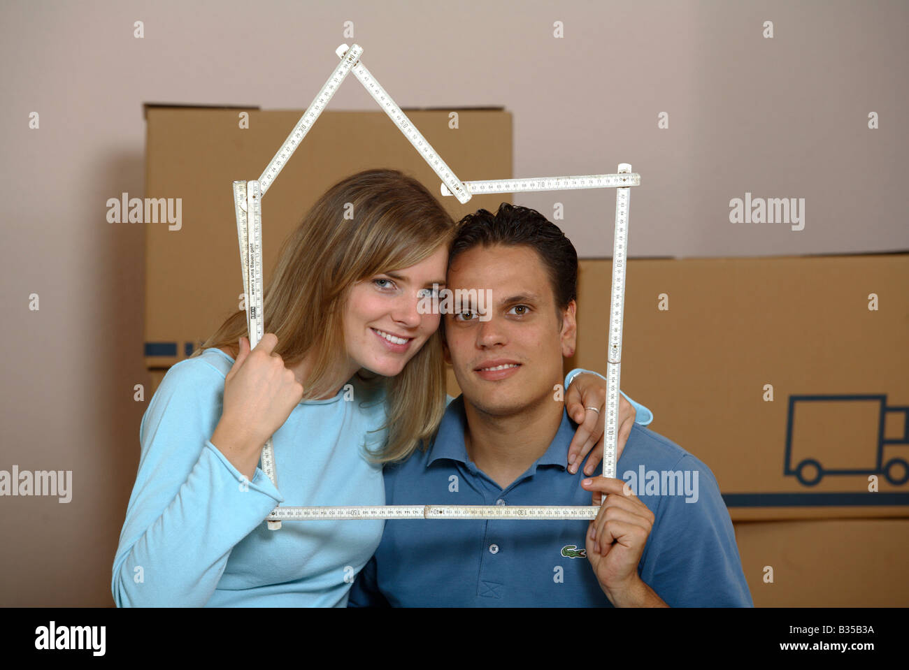 Young couple moving in Stock Photo - Alamy