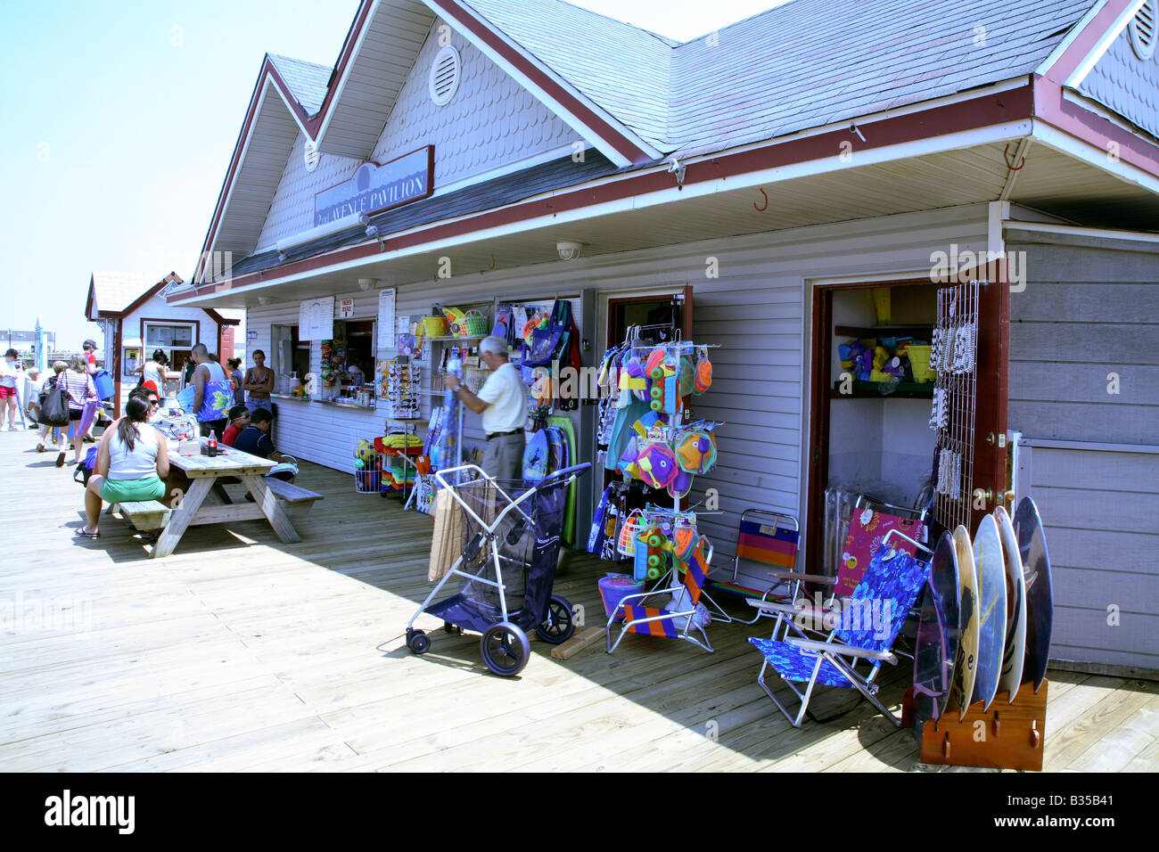 Beachfront shop on the boardwalk Stock Photo - Alamy