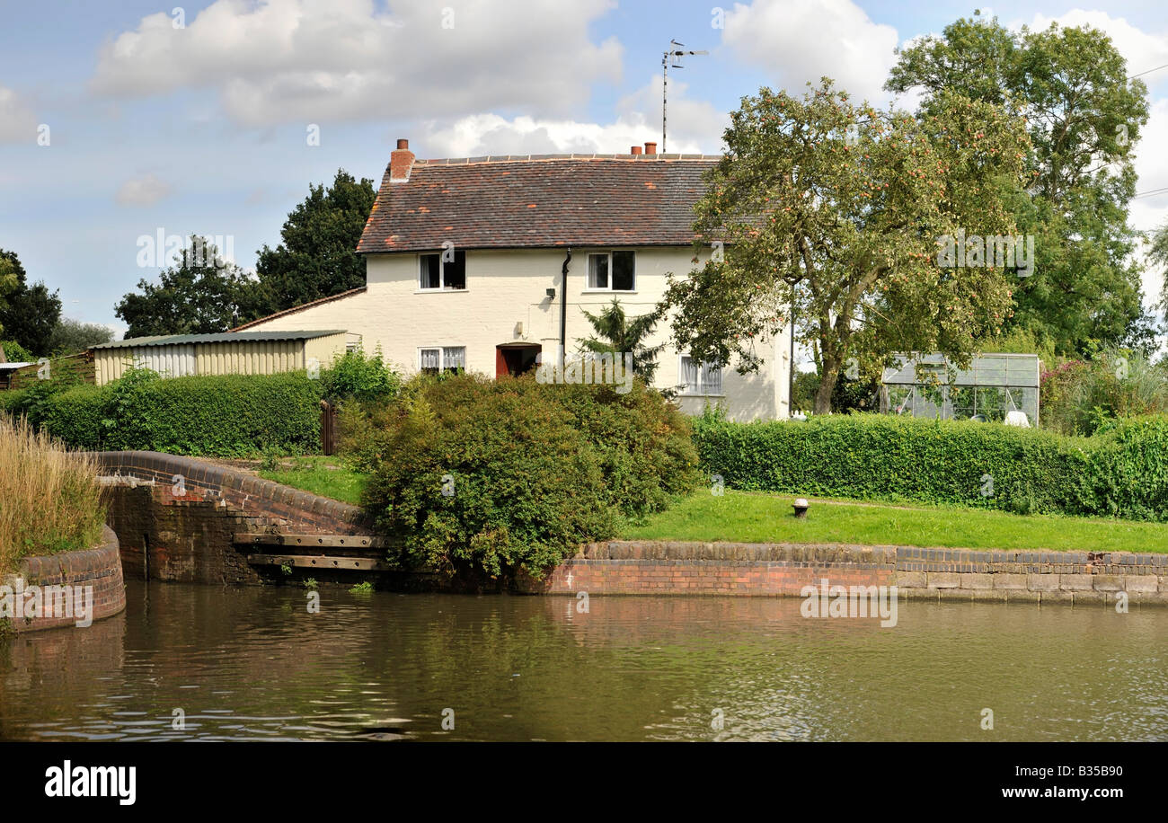 cottage on the stratford upon avon canal lapworth flight of locks ...