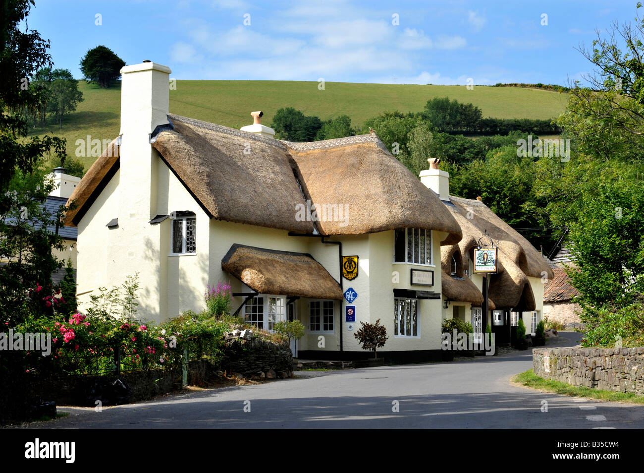Pub with thatched roof hi-res stock photography and images - Alamy