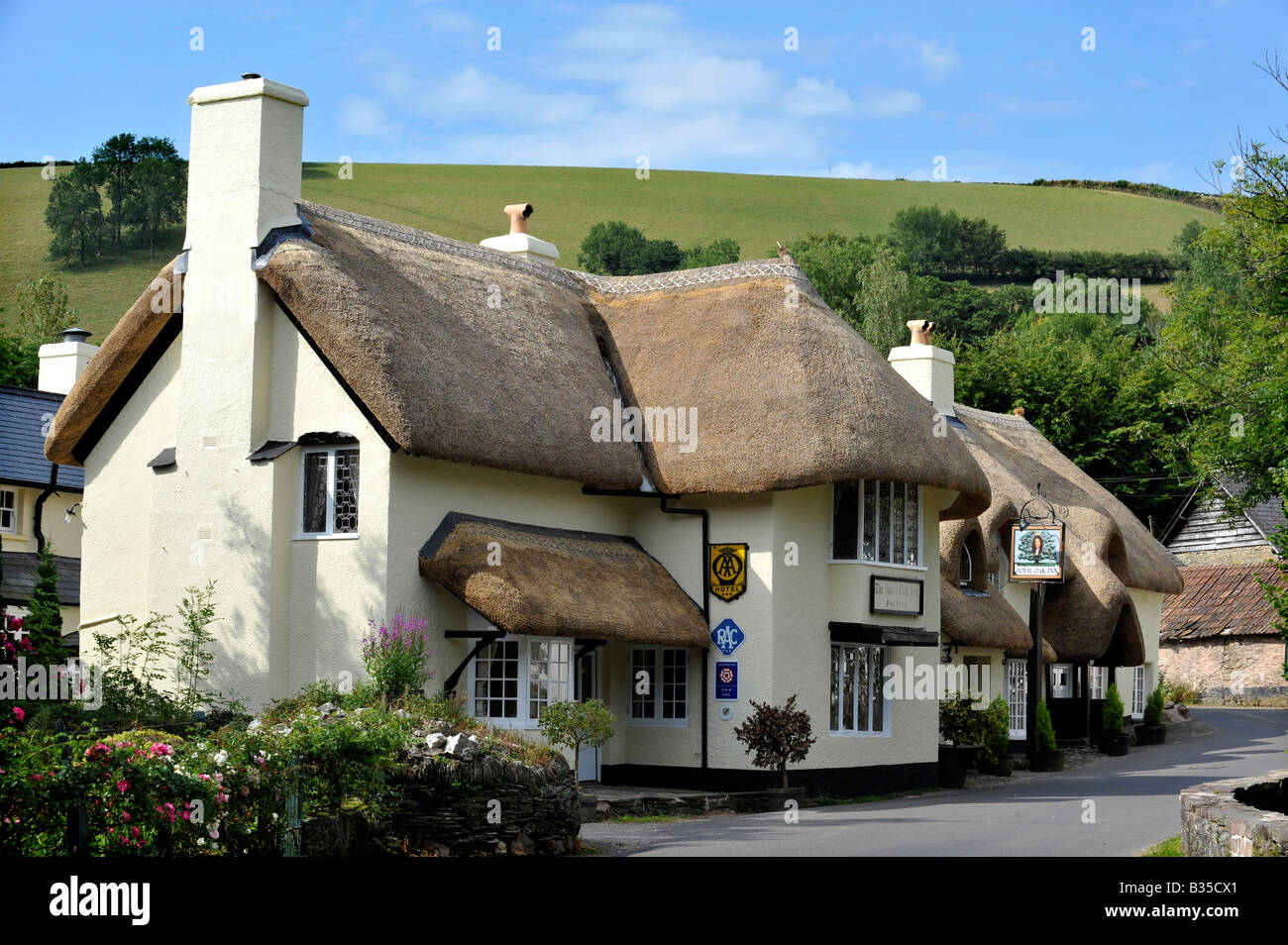 Thatched roof pub hi-res stock photography and images - Alamy