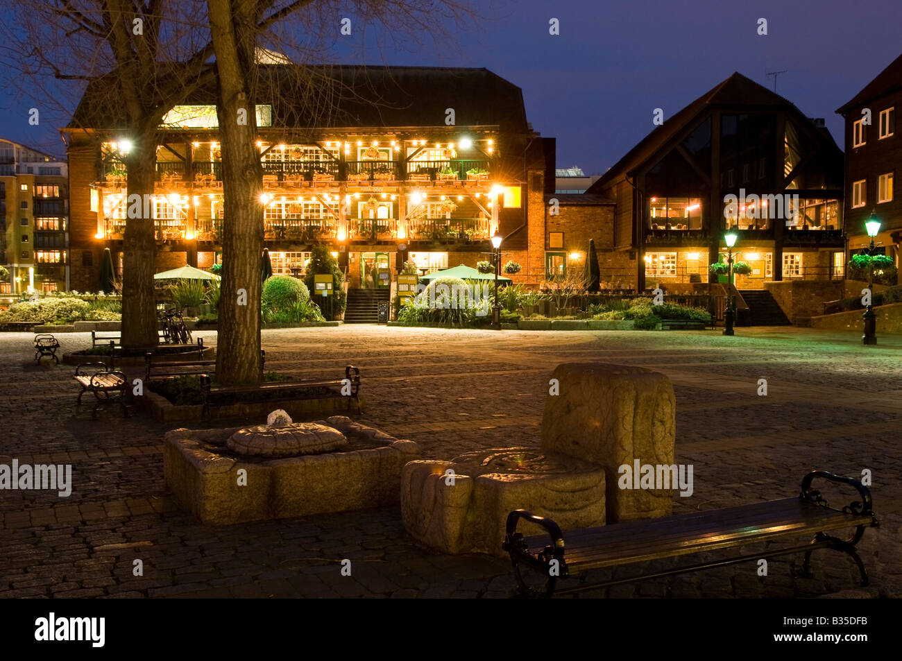 London dusk pub hi-res stock photography and images - Alamy