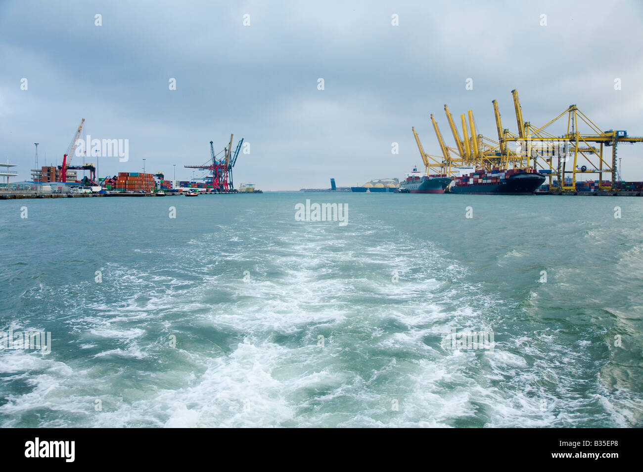 Unloading cargo from container ship hi-res stock photography and images ...
