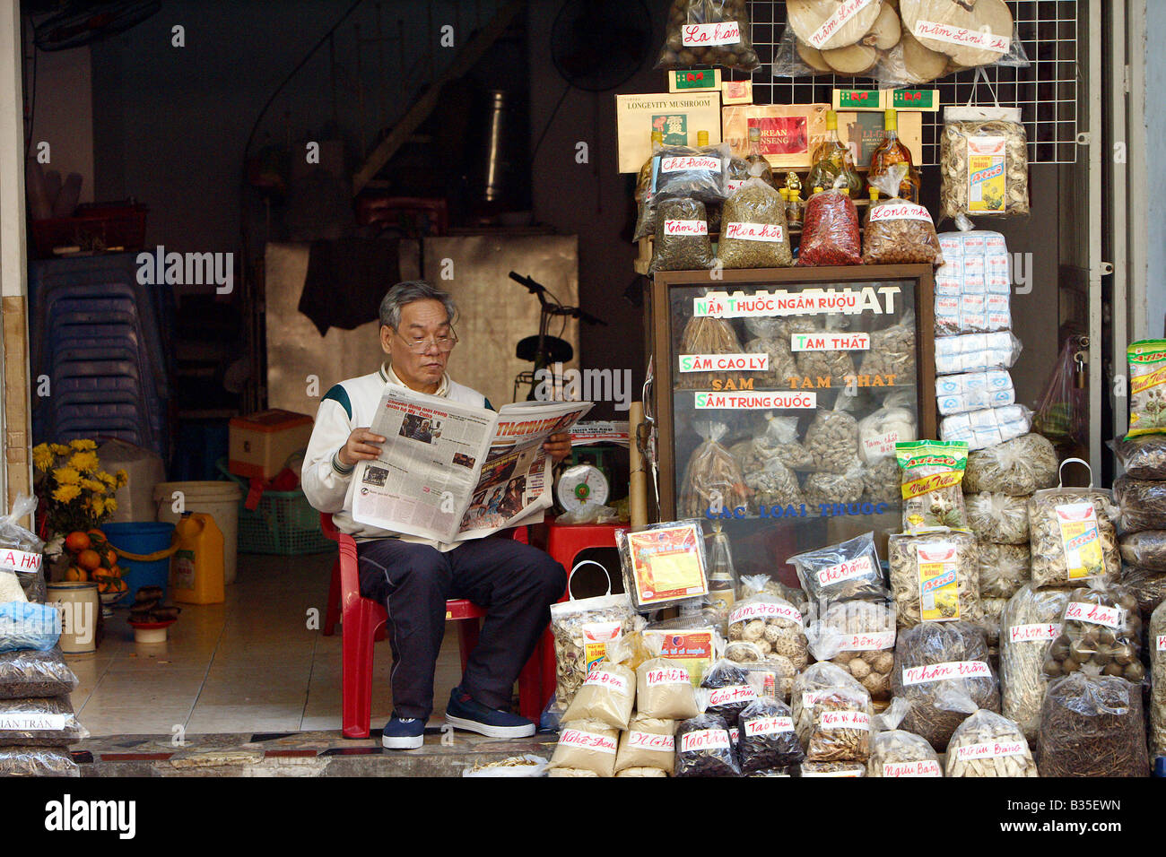 Newspaper shop magazine display hi-res stock photography and images - Alamy
