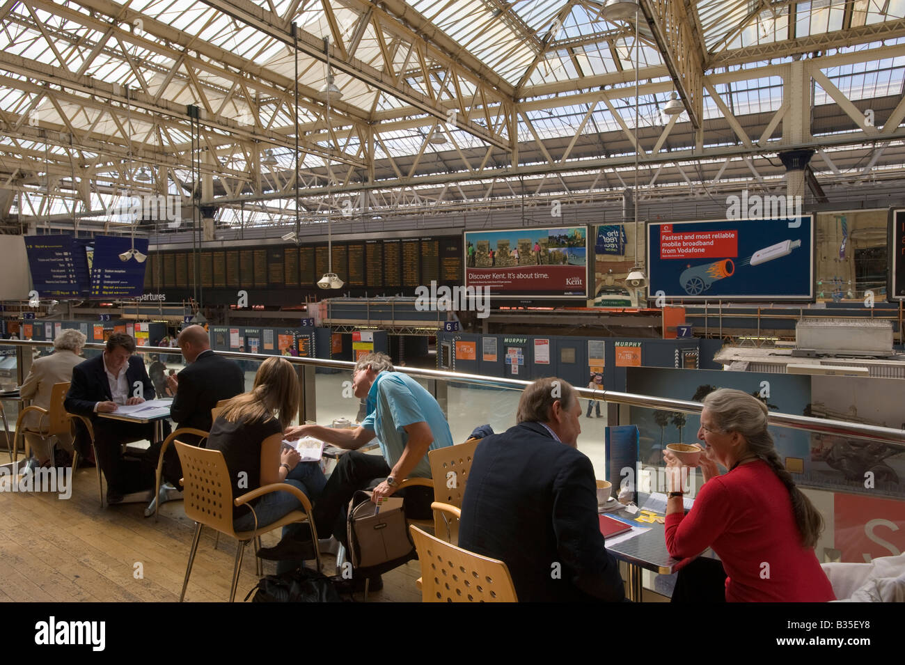 Waterloo railway station london train commuter hi-res stock photography ...