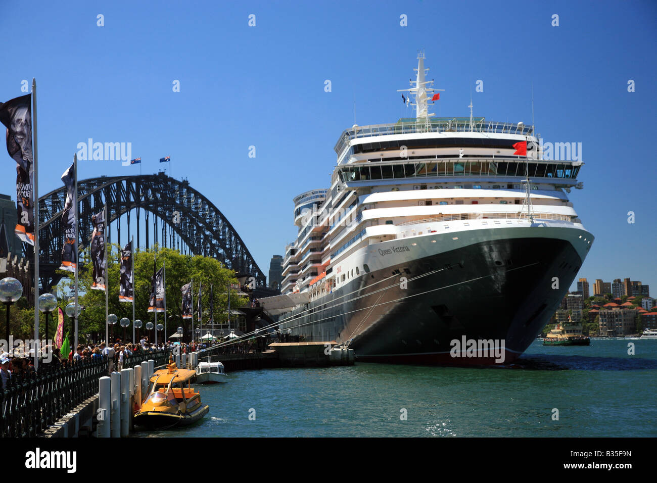 Sydney bridge ship hi-res stock photography and images - Alamy