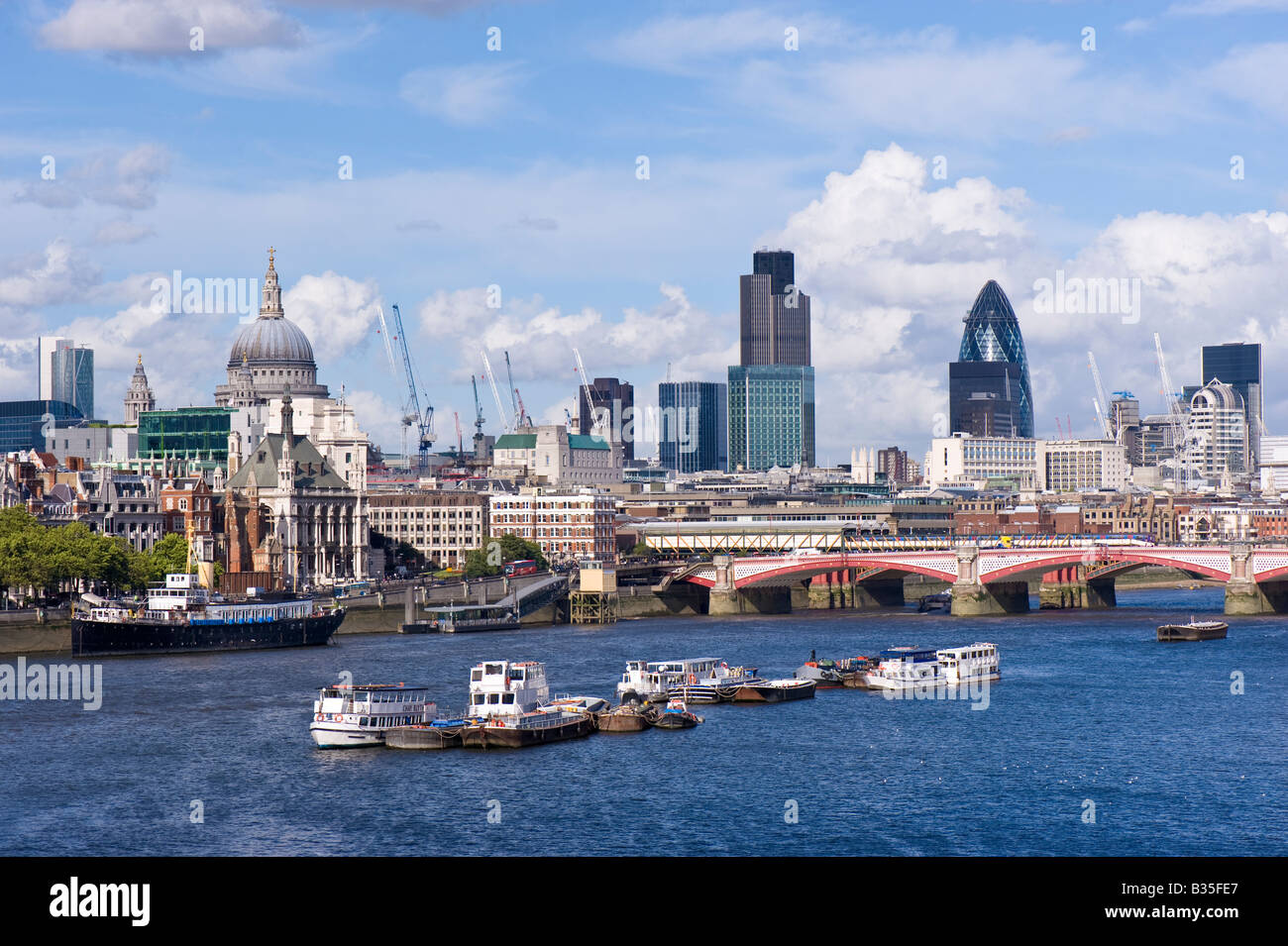 Thames skyline hi-res stock photography and images - Alamy