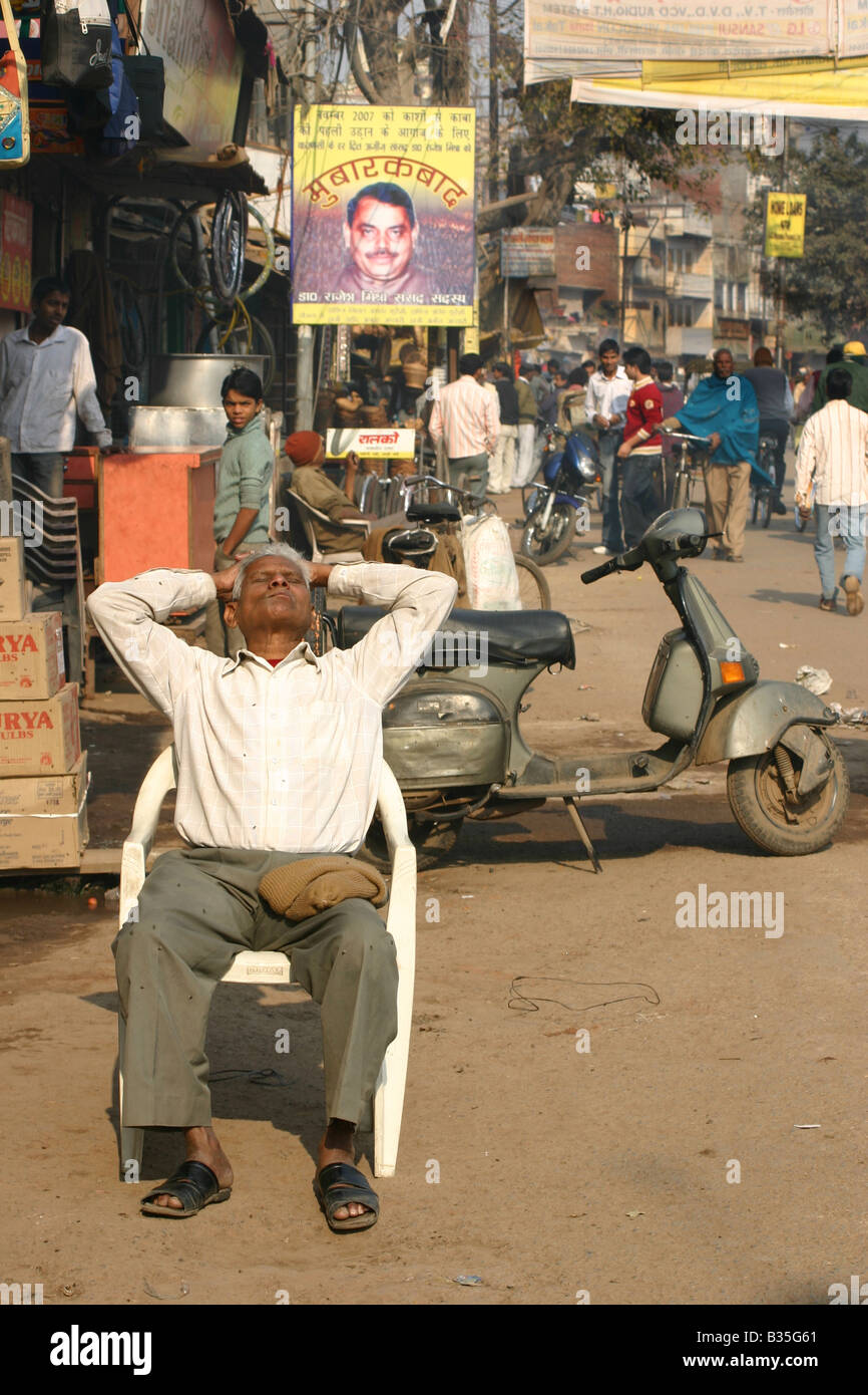 Dusty indian street hi-res stock photography and images - Alamy