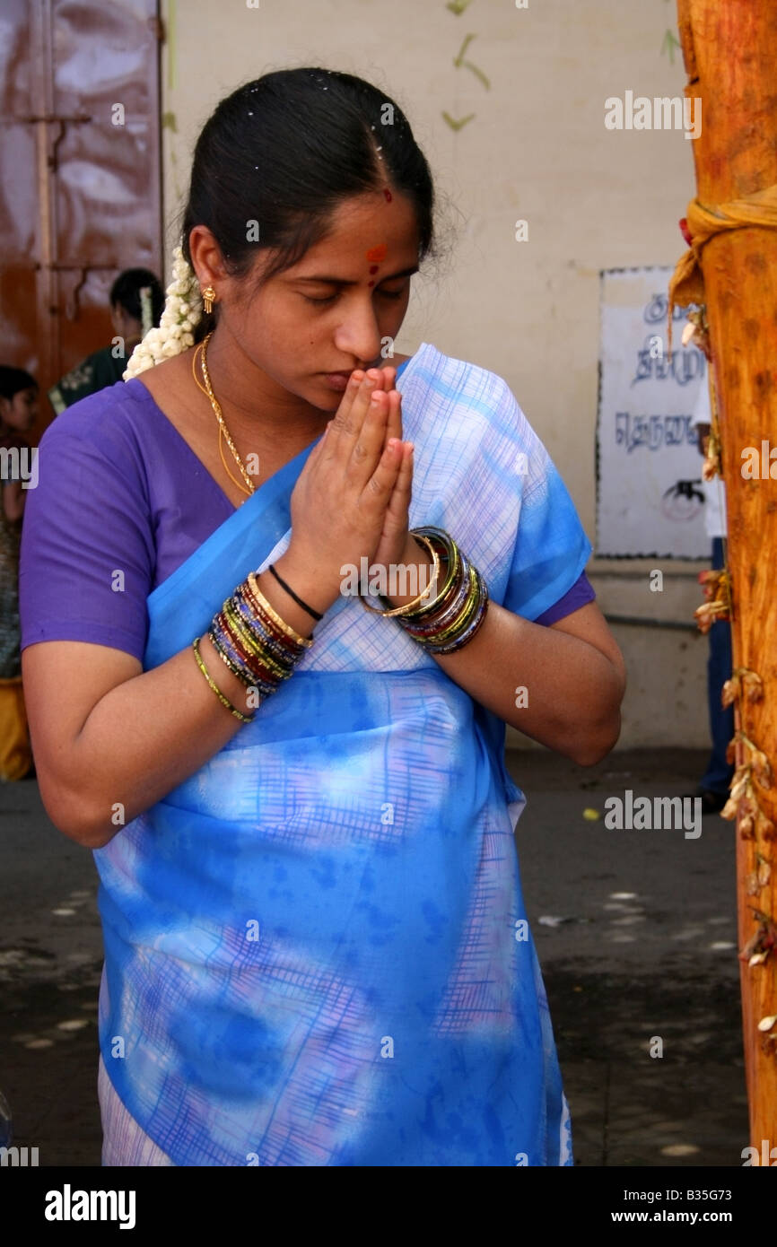 Hindu lady offers prayer at a Hindu temple in Tamil Nadu , India Stock ...