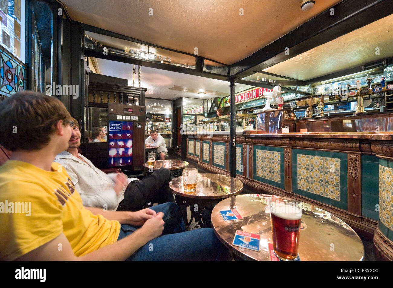 Traditional english pub interior hi-res stock photography and images ...