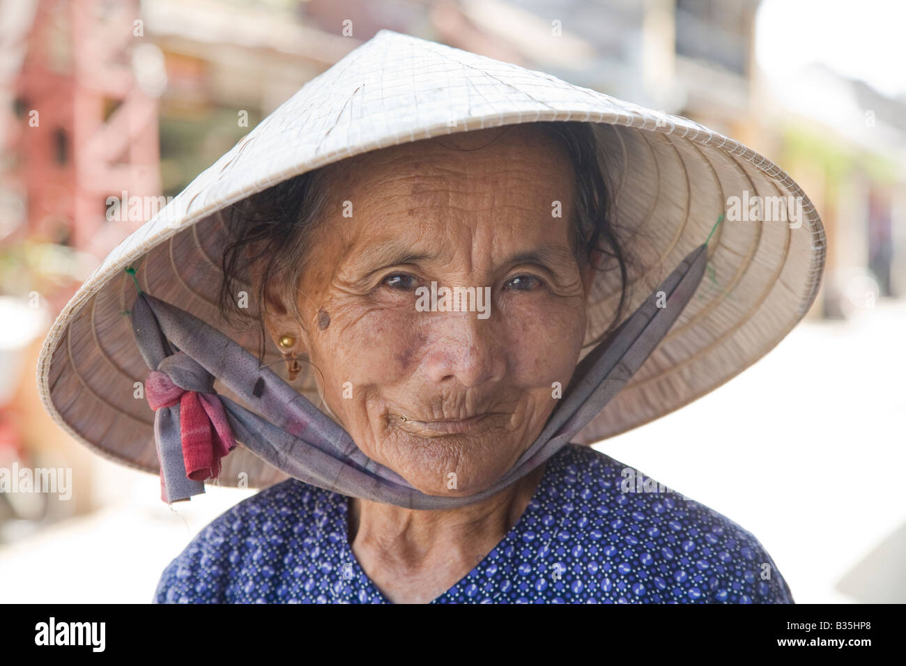 Old vietnamese woman hi-res stock photography and images - Alamy