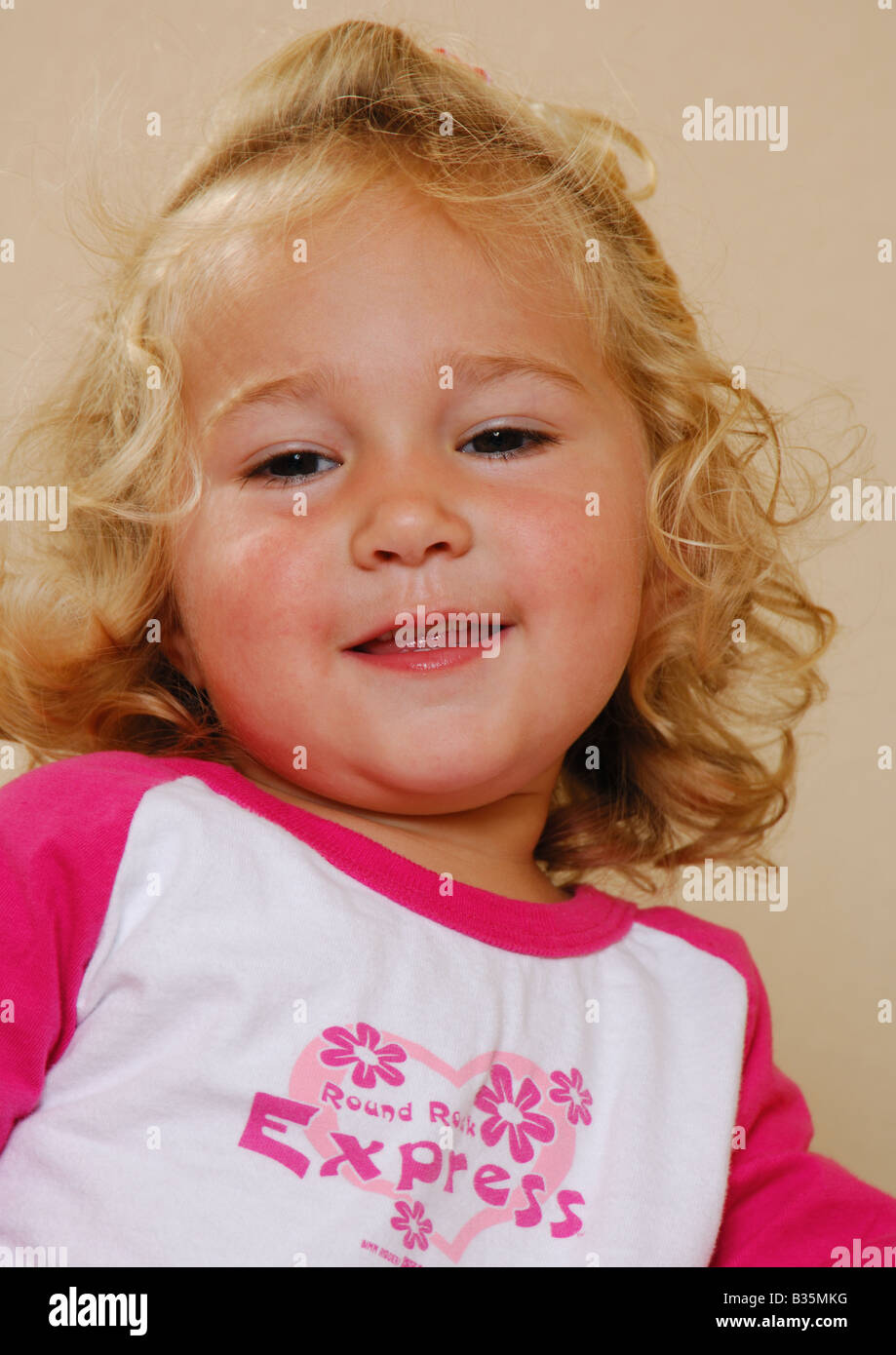 Portrait of a girl smiling Stock Photo - Alamy