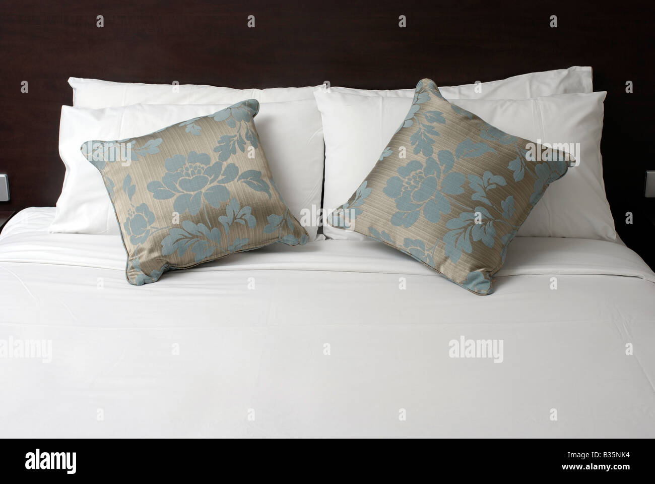 A freshly made bed in a hotel bedroom Stock Photo - Alamy