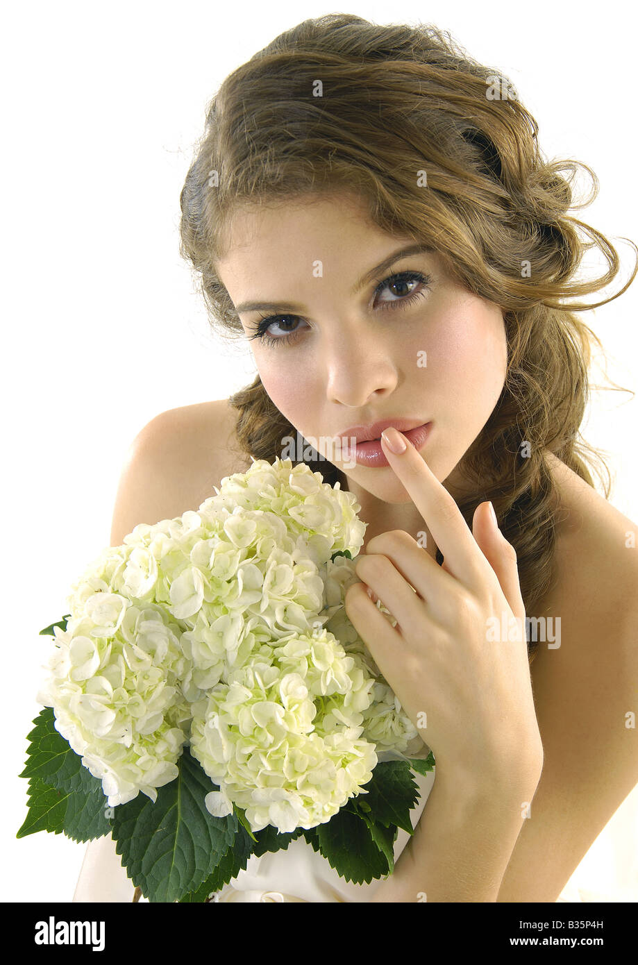 Portrait of a bride holding a bouquet of flowers Stock Photo - Alamy