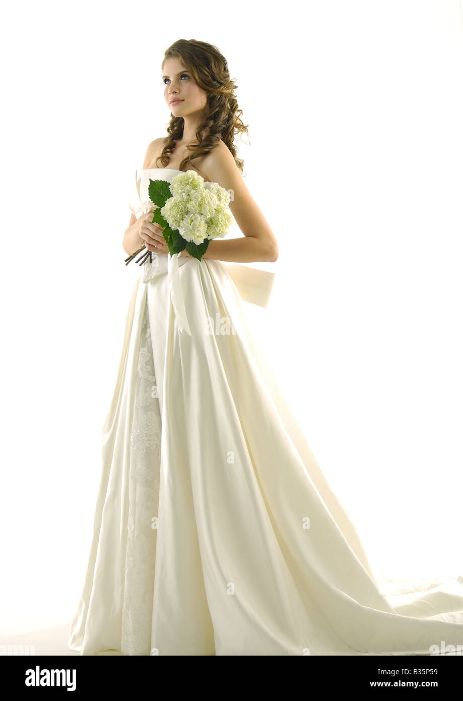 Side profile of a bride holding a bouquet of flowers Stock Photo - Alamy