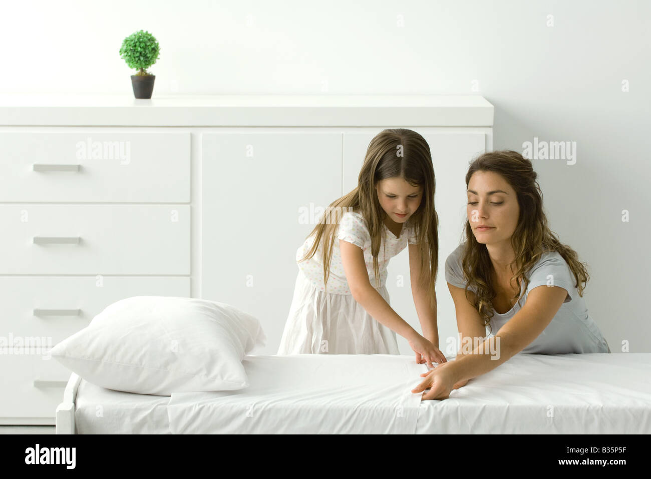 Kid make bed chore hi-res stock photography and images - Alamy
