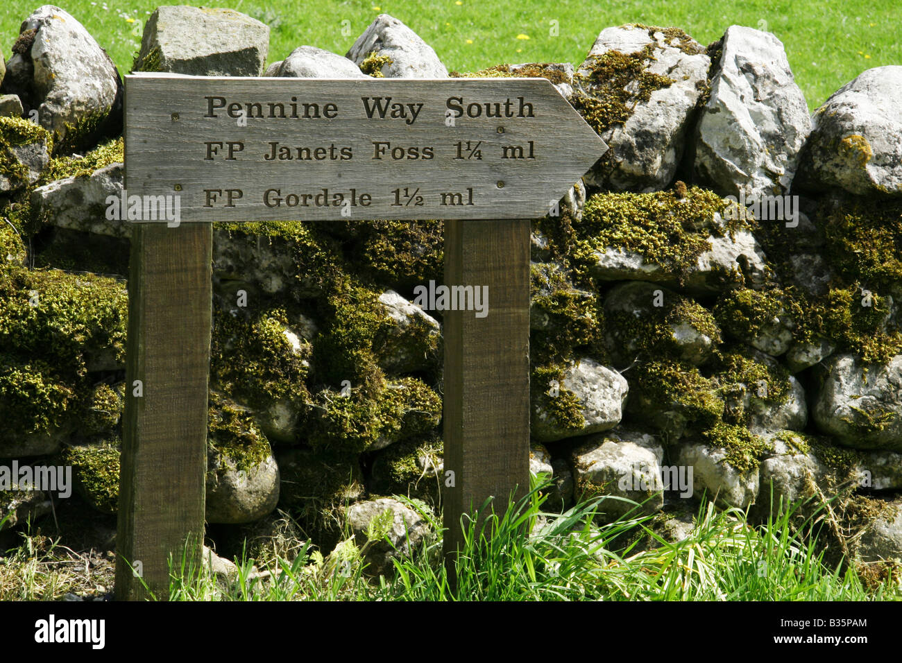 Pennine way sign yorkshire dales hi-res stock photography and images ...